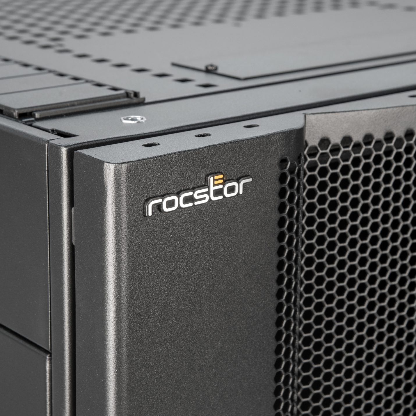 SolidRack R3104 Rack 24U Enclosure With Side Panels - Assembled